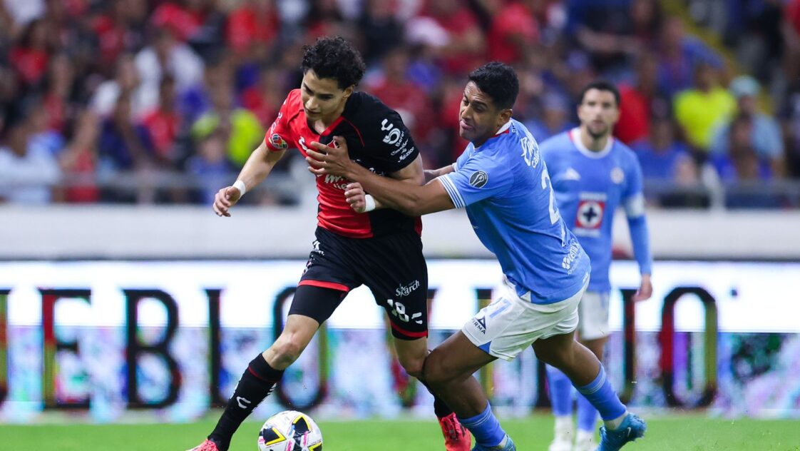 Cruz Azul vence a Chivas con gol de Michael Estrada sobre la hora